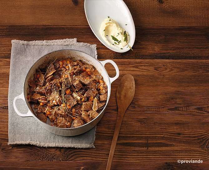 Rindsragout an Steinpilzsauce mit Selleriepüree | Gustarium